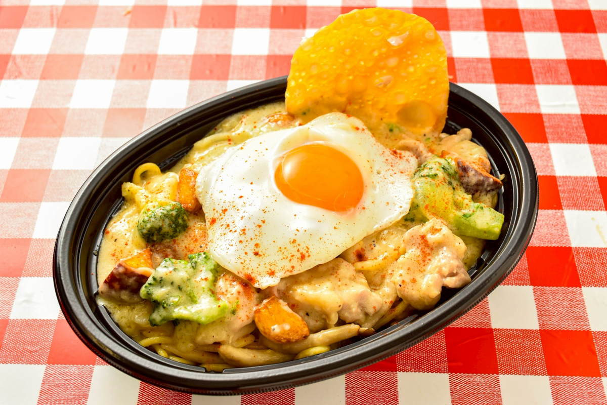 今年のシチューナポは白ナポをセルフ魔改造で重量1kg超★「にんにくとチーズの濃厚ソース シュクメルリ風パスタ」を12月16日（火）に発売｜PressWalker